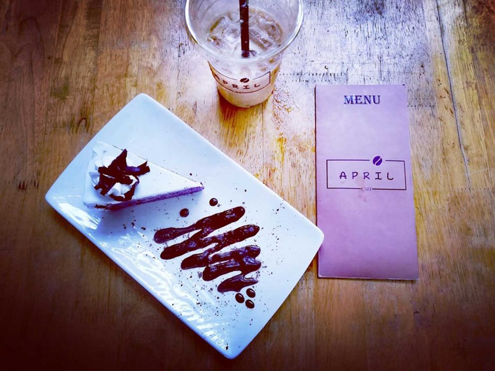 Place That You Can Enjoy a Cafe Shop in the Morning and a Pub at Night